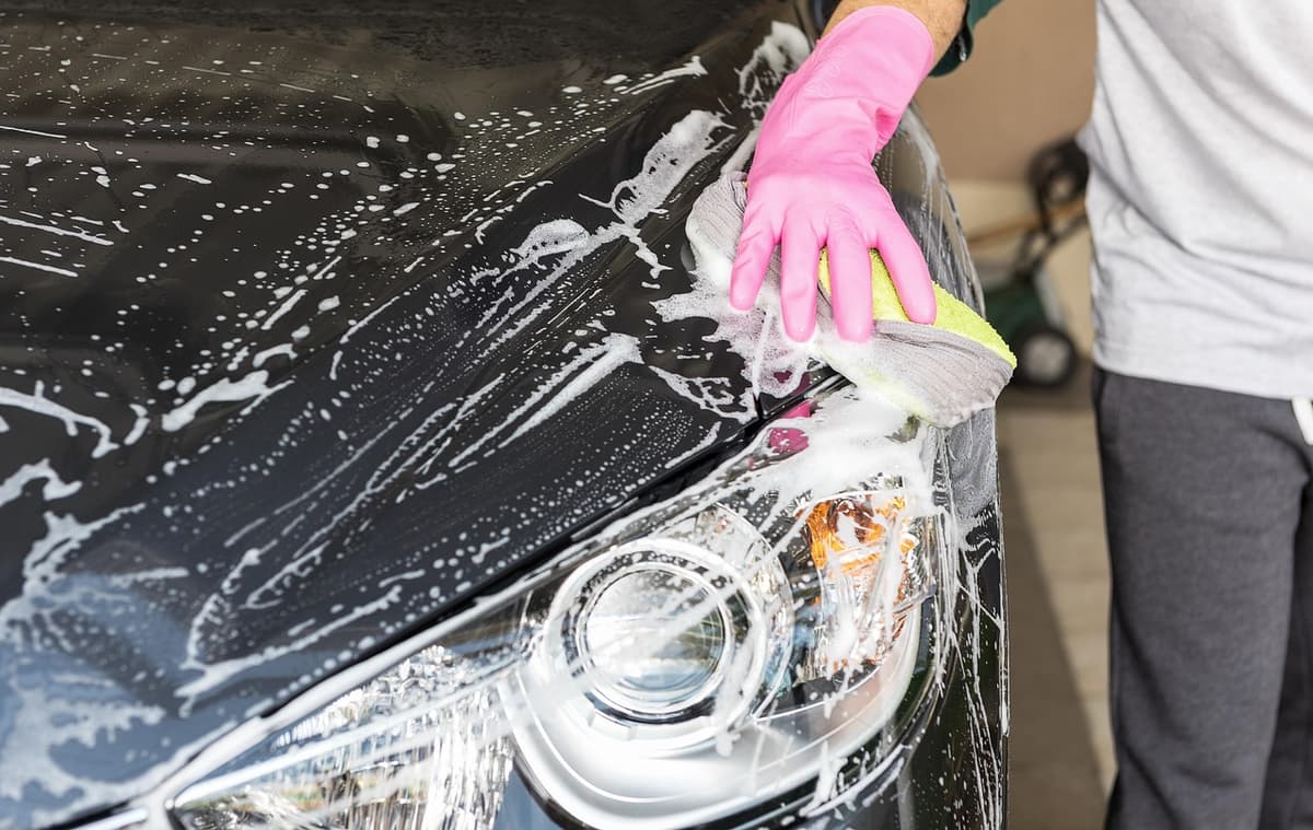Lave auto à la main à Laval | Lavage Auto Pro